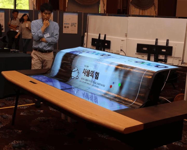 Novo display OLED da LG é flexível, 4K e maior que uma pessoa