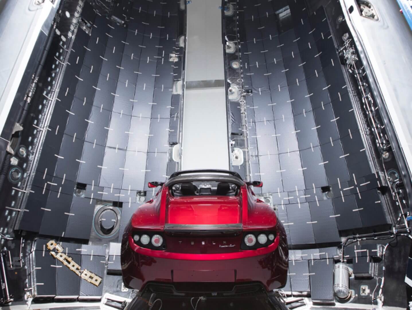 Elon Musk enviará um carro esportivo para Marte; confira as imagens