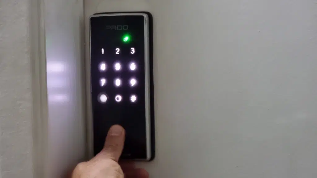 Review: PADO FDE-101RM, fechadura digital com biometria