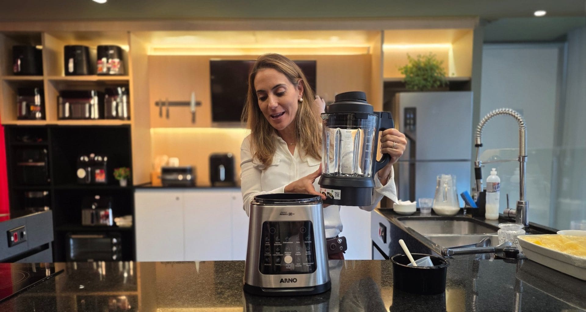 Ang Arno ay nagpapakita ng mga teknolohikal na produkto para sa kusina ...