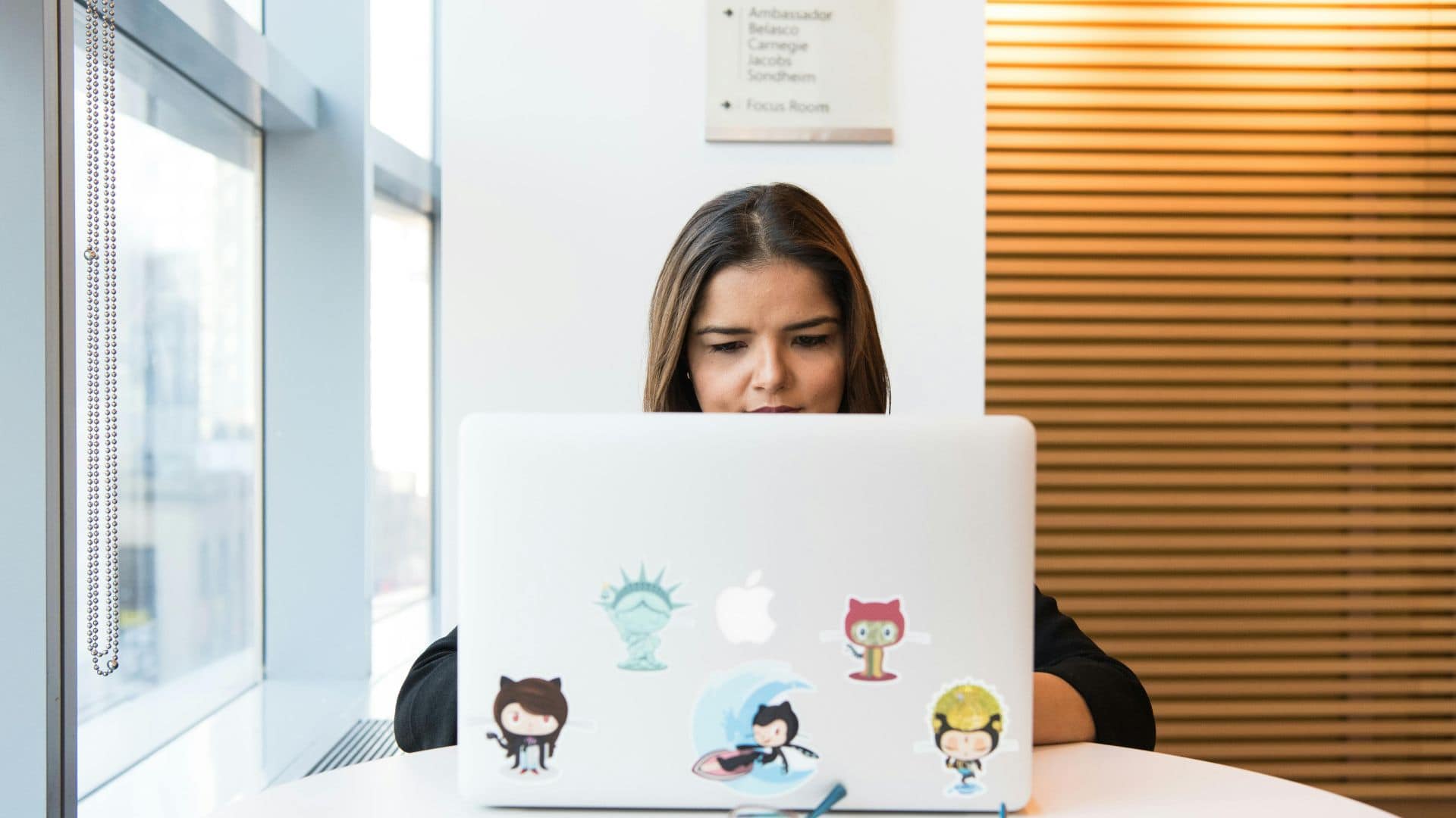 Deloitte, Accenture, Google et d'autres entreprises ont des offres d ...