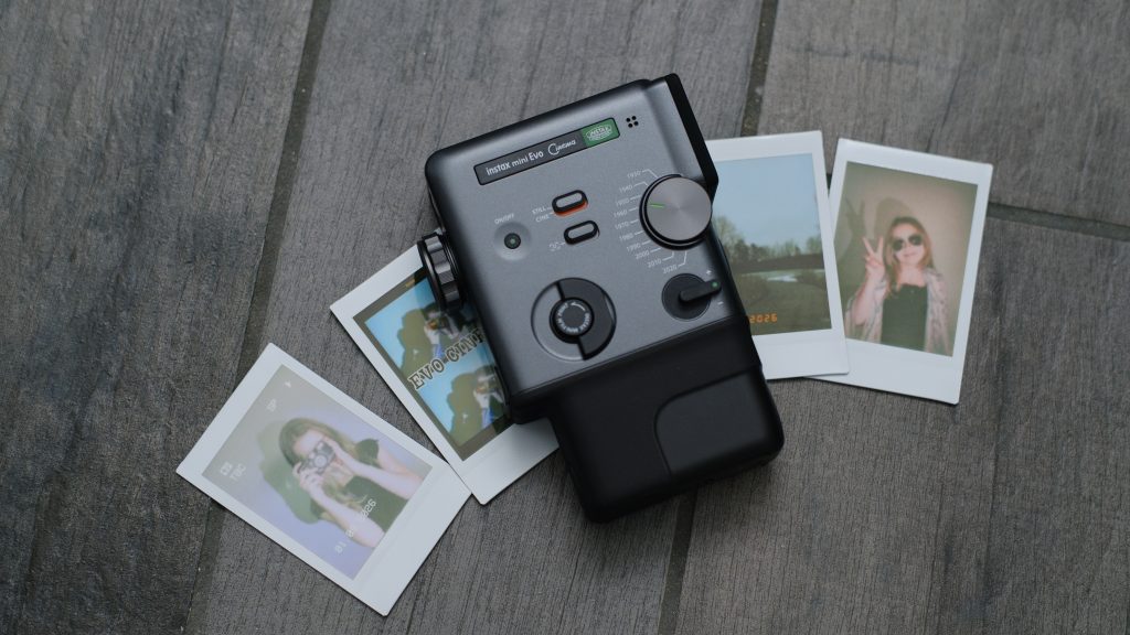 „Fujifilm Instax Mini Evo Cinema“ yra momentinė kamera, kuri atkuria ...