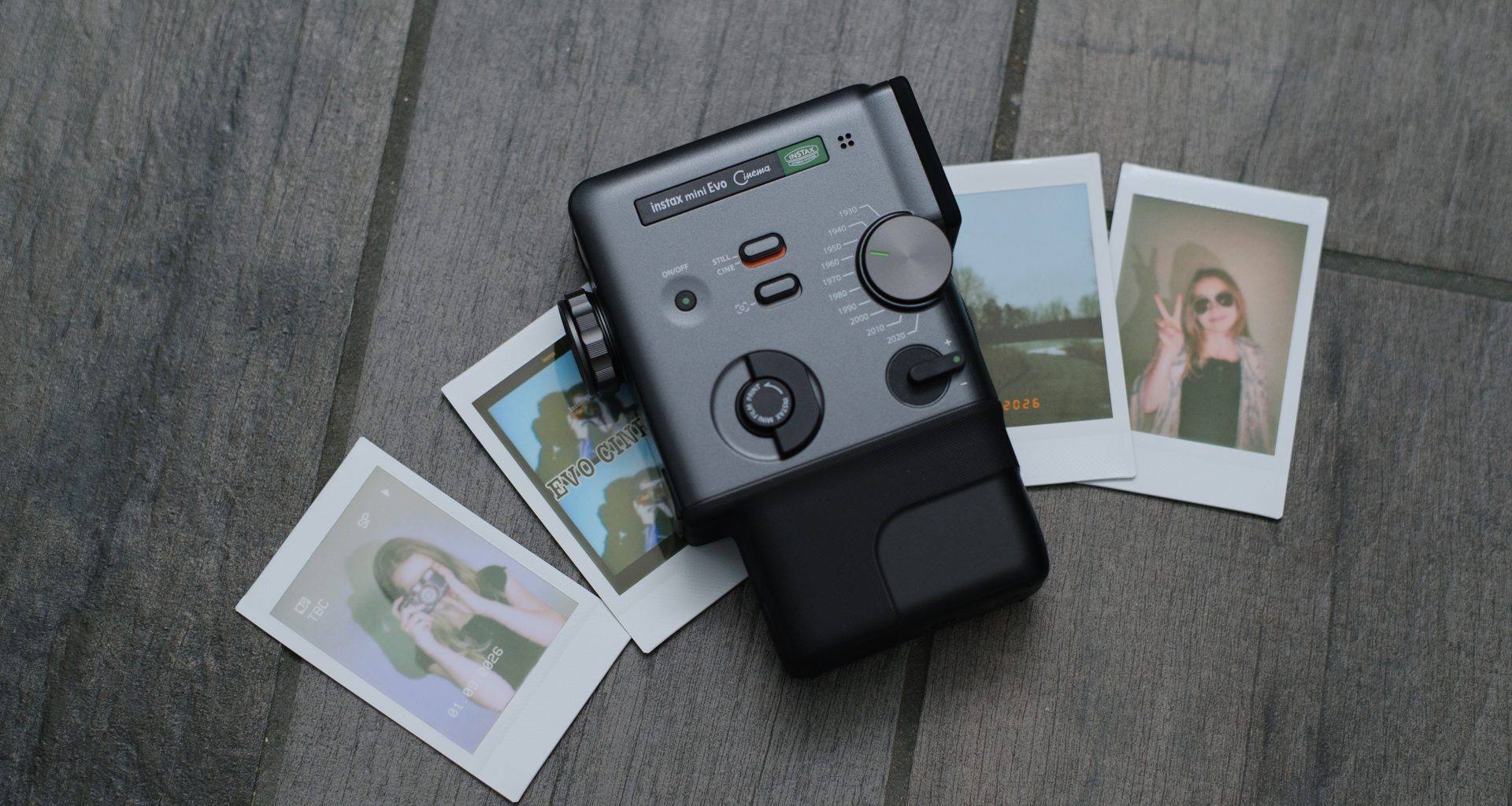 Fujifilm Instax Mini Evo Cinema adalah kamera instan yang mereproduksi ...