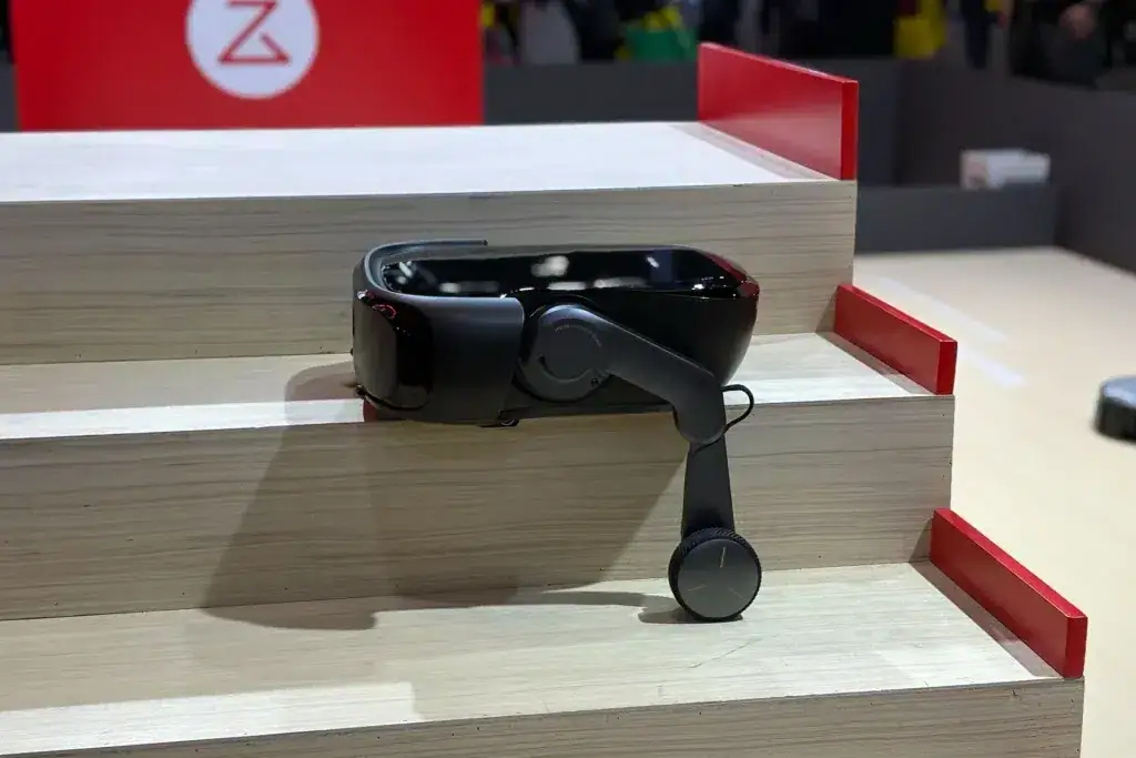 CES 2026: Mae Roborock Saros Rover yn sugnwr llwch robotig gyda choesau sy'n gallu dringo grisiau.